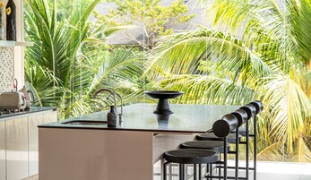 Vila superluxo, 5 quartos, piscina particular, vista para o mar | Cozinha privada | Geladeira grande, micro-ondas, fogão, cooktop