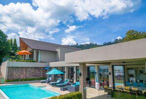 Piscina externa, guarda-sóis, espreguiçadeiras