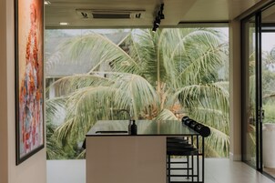 Vila superluxo, 5 quartos, piscina particular, vista para o mar | Cozinha privada | Cafeteira/chaleira, geladeira grande, micro-ondas, fogão