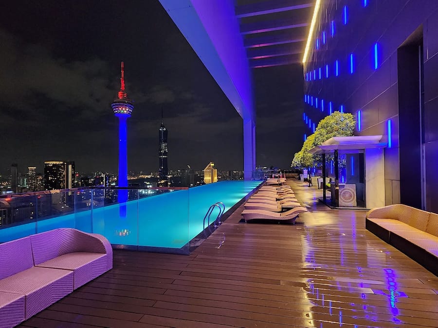 Um secador de cabelo, chinelos, toalhas fornecidas, sabão