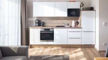 Apartamento (Kajuete, incl. EUR85 Cleaning Fee) | Cozinha privada | Um frigorífico, um micro-ondas, uma placa de cozinha