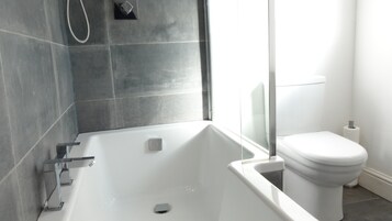 Quarto casal conforto | Banheiro | Chuveiro, produtos de toalete grátis, secador de cabelo 