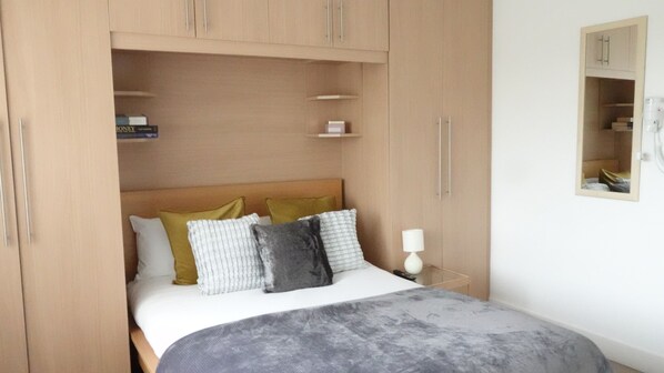 Quarto Duplo Comfort | Roupa hipoalergénica, secretária 