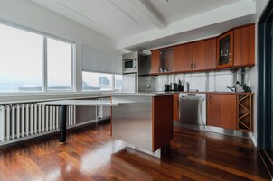 King Suite with Balcony and Mountain View | Kitchenette privada | Uma cafeteira/bule 