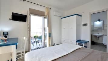 Frigobar (abastecido com alguns itens grátis), individualmente decorados