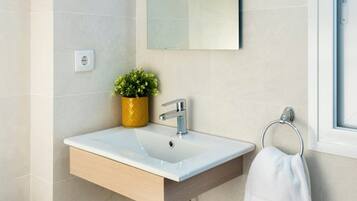 Apartamento, terraço (2 Bedrooms) | Casa de banho | Um polibã, um secador de cabelo, um bidé, toalhas fornecidas