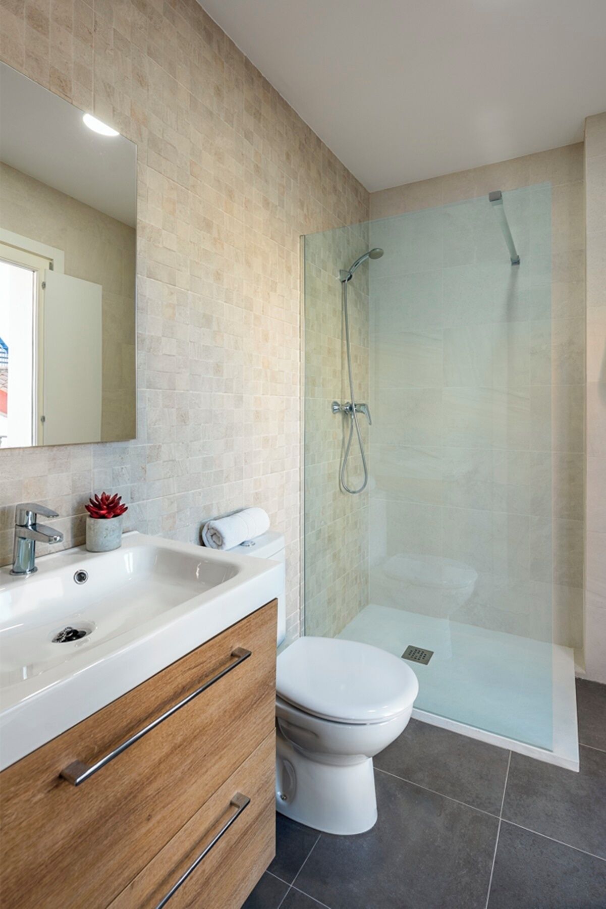 Apartamento (2 Bedrooms) | Banheiro | Chuveiro, secador de cabelo, bidê, toalhas de banho