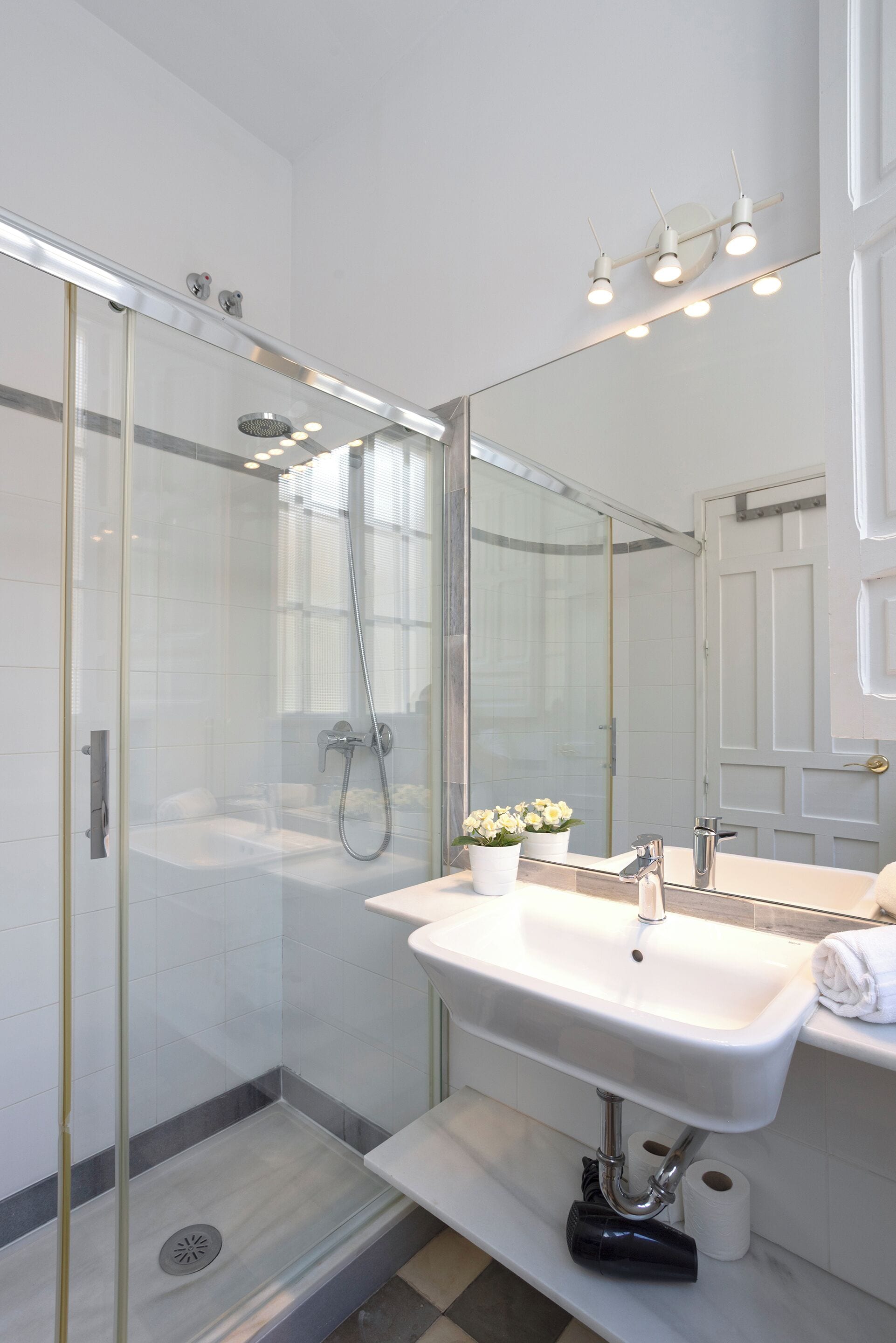 Apartamento (2 Bedrooms) | Banheiro | Chuveiro, secador de cabelo, toalhas de banho, sabonete