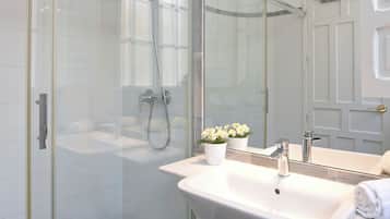 Apartamento (2 Bedrooms) | Banheiro | Chuveiro, secador de cabelo, toalhas de banho, sabonete