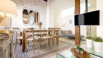 Apartamento (3 Bedrooms) | Sala de estar | Televisor de 32 polegadas com canais por cabo
