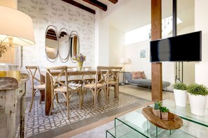 Apartamento (3 Bedrooms) | Sala de estar | Televisor de 32 polegadas com canais por cabo