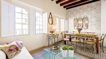 Apartamento (3 Bedrooms) | Sala de estar | Televisor de 32 polegadas com canais por cabo