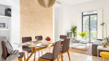 Apartamento (3 Bedrooms) | Refeições no quarto