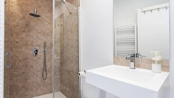 Apartamento (4 Bedrooms) | Casa de banho | Um polibã, artigos de higiene pessoal grátis, um secador de cabelo