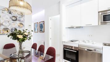 Apartamento (4 Bedrooms) | Cozinha privada | Um frigorífico/congelador grande, um micro-ondas, um forno