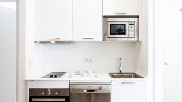 Apartamento (4 Bedrooms) | Cozinha privada | Um frigorífico/congelador grande, um micro-ondas, um forno