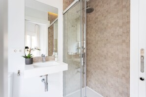 Apartamento (4 Bedrooms) | Casa de banho | Um polibã, artigos de higiene pessoal grátis, um secador de cabelo 