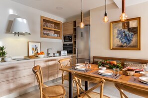 Apartamento (4 Bedrooms) | Cozinha privada | Um frigorífico/congelador grande, um micro-ondas, um forno 