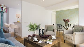 Apartamento (3 Bedrooms) | Sala | Televisor de ecrã plano de 32 polegadas com canais por cabo, televisor