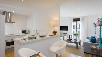 Apartamento (3 Bedrooms) | Cozinha privada | Um frigorífico/congelador grande, um micro-ondas, uma placa de cozinha