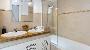 Apartamento (3 Bedrooms) | Casa de banho | Um secador de cabelo, toalhas fornecidas, sabão, champô