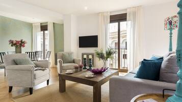 Apartamento (3 Bedrooms) | Sala | Televisor de ecrã plano de 32 polegadas com canais por cabo, televisor