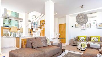 Apartamento (1 Bedroom) | Sala de estar | Televisor de 32 polegadas com canais por cabo