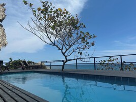 Piscina exterior, guarda-sóis, espreguiçadeiras 