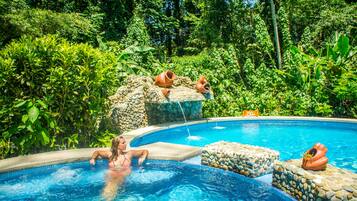 Piscina externa, espreguiçadeiras