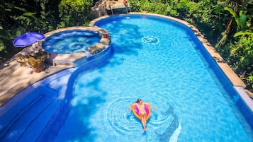 Piscina externa, espreguiçadeiras