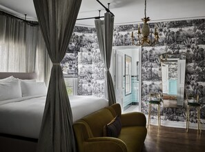 Suíte, 1 cama King (Hal Thomson Estate View) | Roupas de cama antialérgicas, cofres nos quartos, escrivaninha