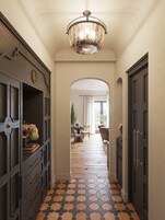 Roupa hipoalergénica, cofre no quarto, secretária 