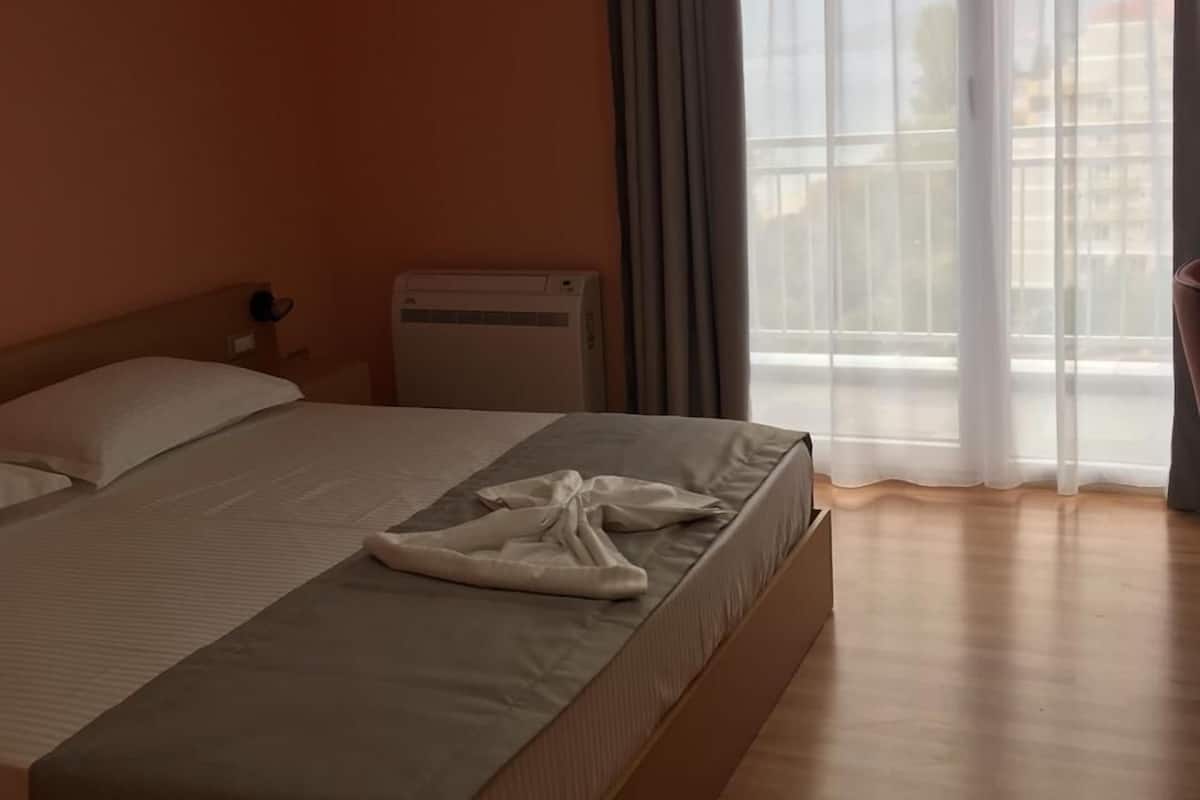 Quarto Individual Básico | Secretária, quartos insonorizados, berços/camas para crianças grátis