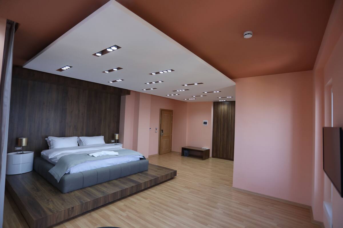 Quarto Triplo Básico | Secretária, quartos insonorizados, berços/camas para crianças grátis