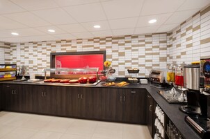 Café da manhã com buffet diário (GBP 11 por pessoa) 