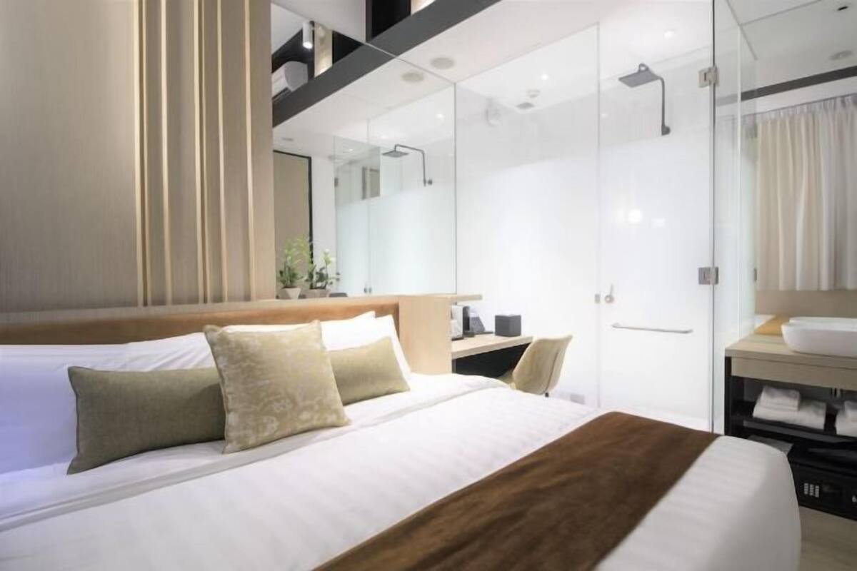Minibar grátis, cofre no quarto, secretária, cortinas/cortinados opacos