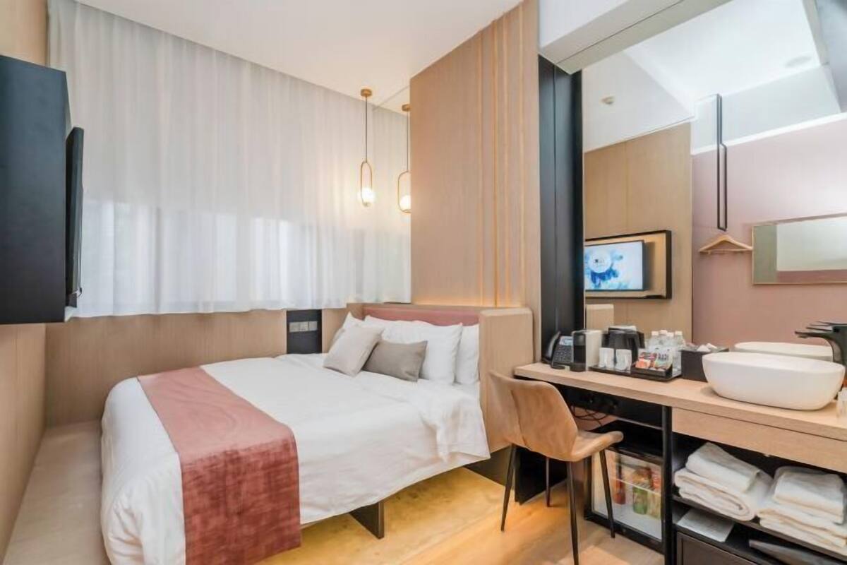 Minibar grátis, cofre no quarto, secretária, cortinas/cortinados opacos