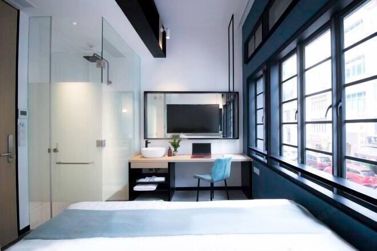 Minibar grátis, cofre no quarto, secretária, cortinas/cortinados opacos