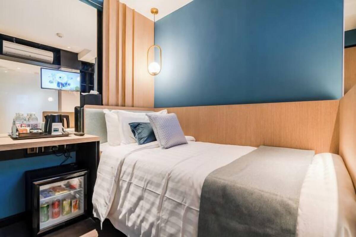 Minibar grátis, cofre no quarto, secretária, cortinas/cortinados opacos
