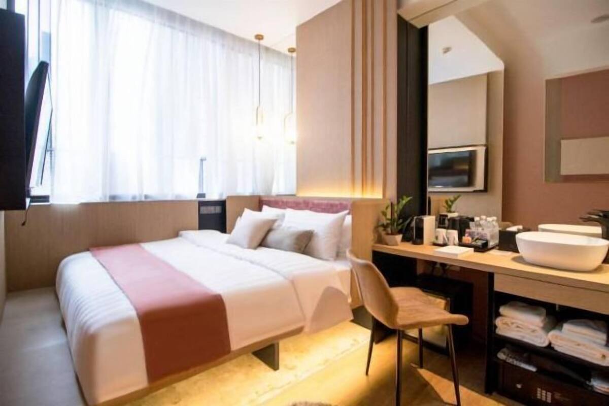 Minibar grátis, cofre no quarto, secretária, cortinas/cortinados opacos