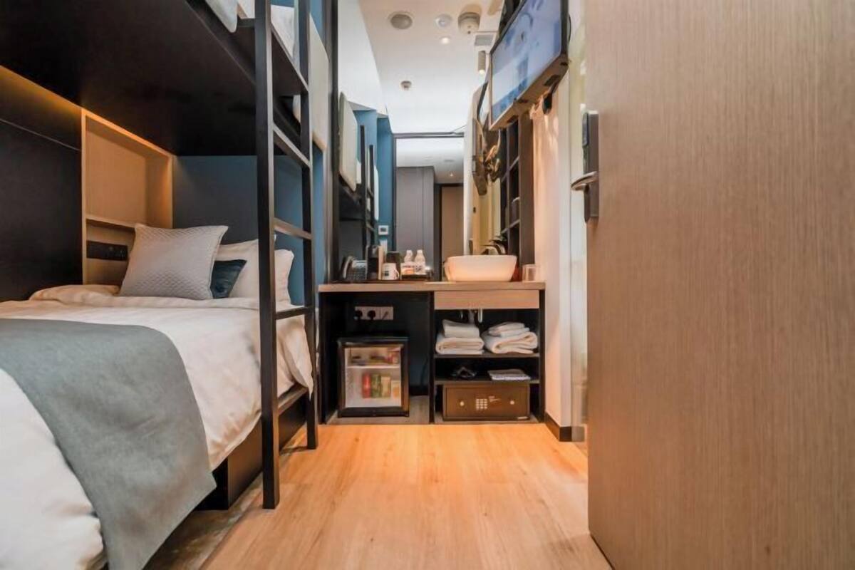 Minibar grátis, cofre no quarto, secretária, cortinas/cortinados opacos
