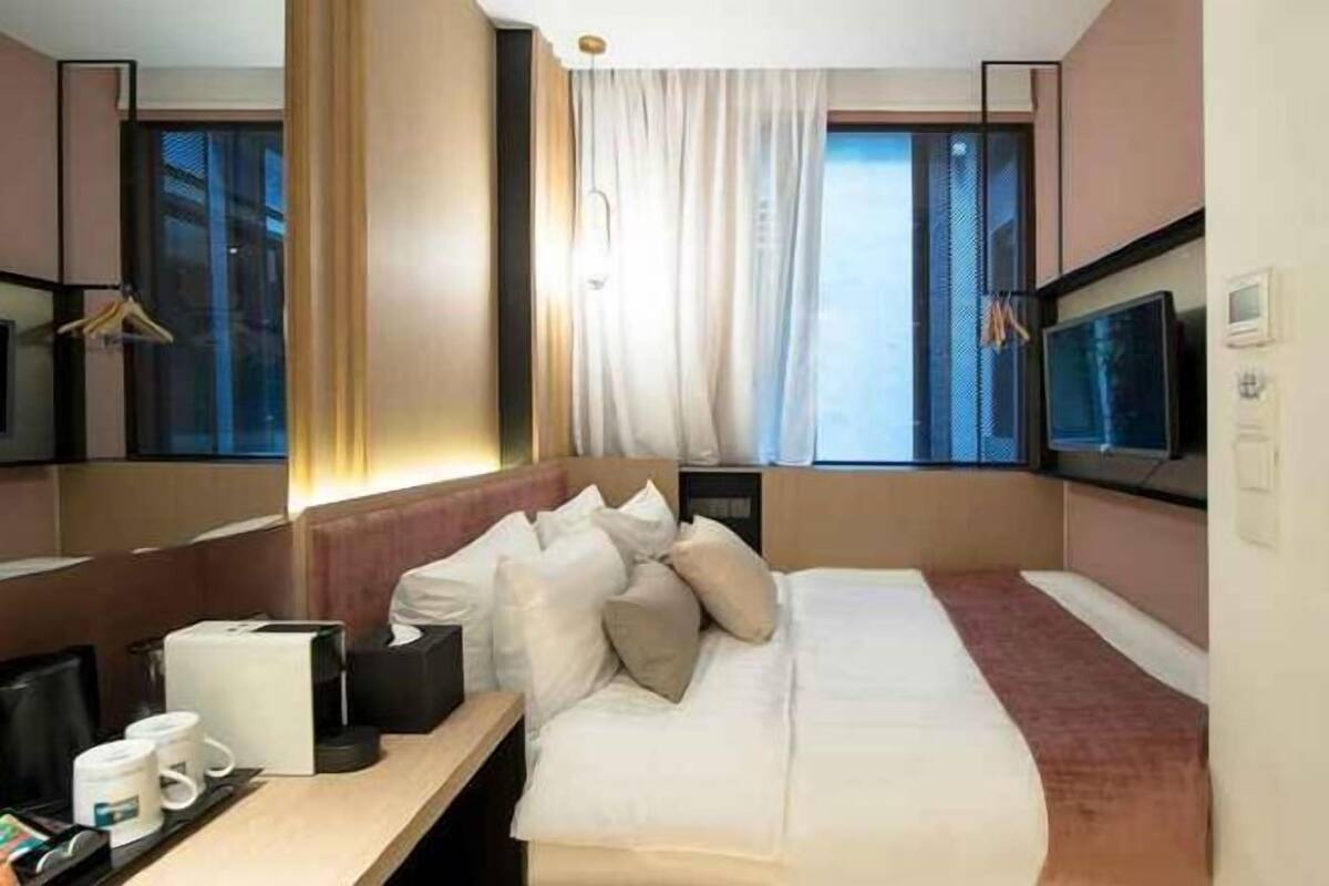 Minibar grátis, cofre no quarto, secretária, cortinas/cortinados opacos