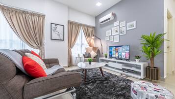 Condo conforto, 3 quartos | Sala de estar | TV LED, console de videogame