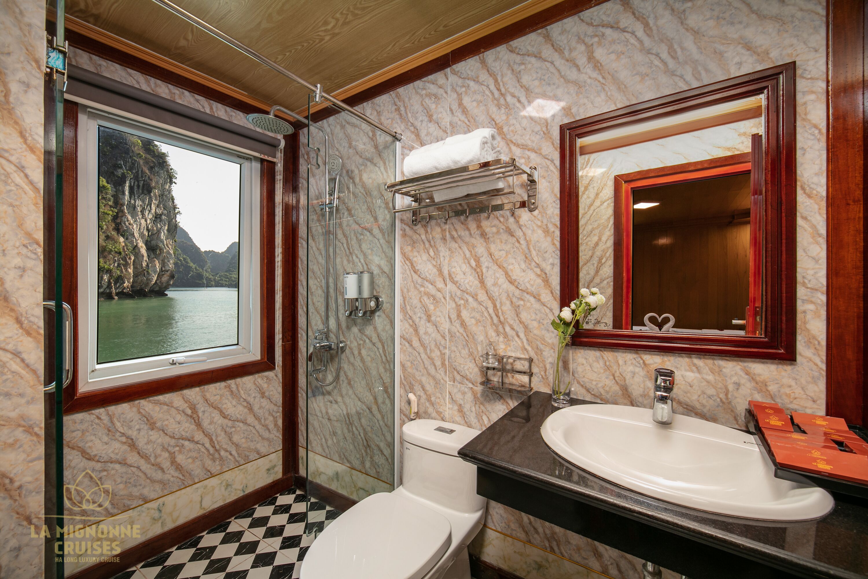 Produtos de toalete grátis, secador de cabelo, roupões de banho 