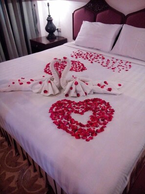 Minibar, cortinas/cortinados opacos, camas desdobráveis, Wi-fi grátis