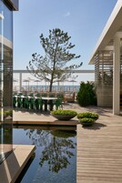 Terraço com espreguiçadeiras