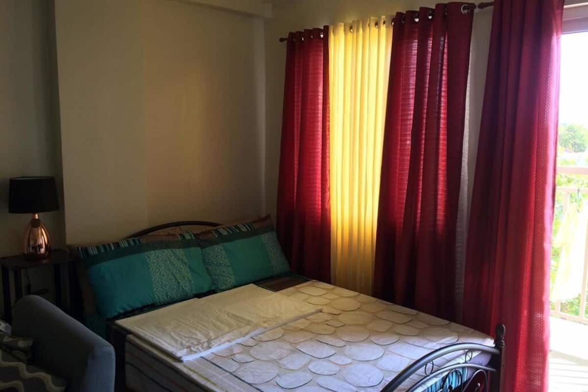 Quarto Duplo Económico, 1 cama de casal, não fumadores, Vista para a cidade | Secretária, secretária adequada para computadores portáteis