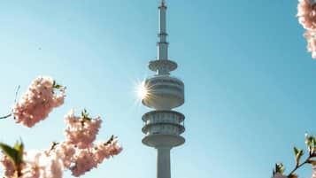Uma torre com vários níveis e céu azul ao fundo.
