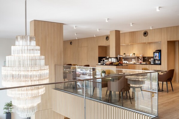 Pequeno-almoço tipo buffet diário (17 EUR por pessoa)