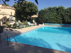 Piscina exterior sazonal, guarda-sóis, espreguiçadeiras